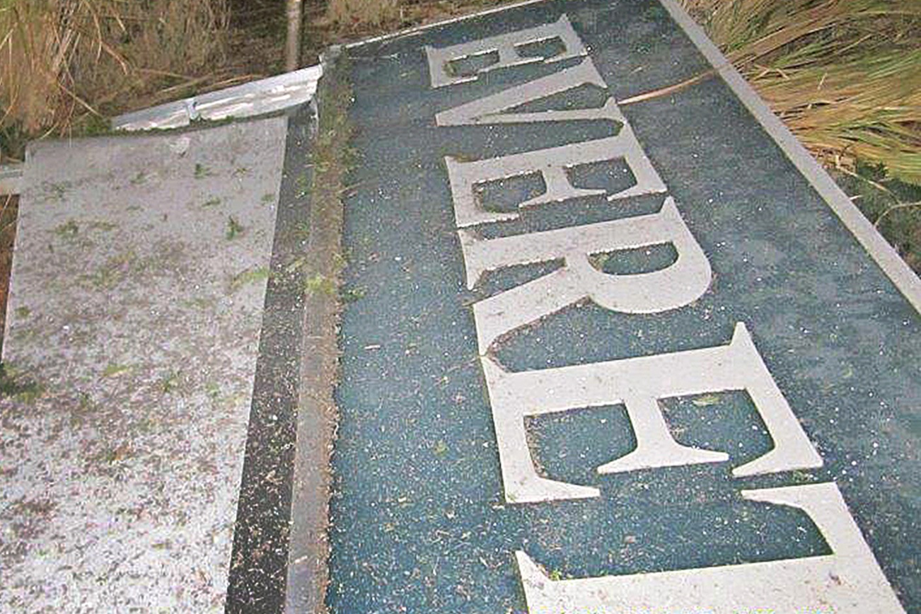 DUI suspected in crash into ‘Everett’ sign on Broadway | HeraldNet.com