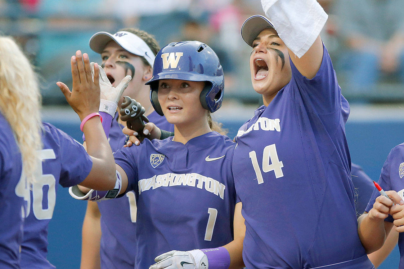 UW softball beats UCLA 1-0 to reach WCWS semifinals | HeraldNet.com