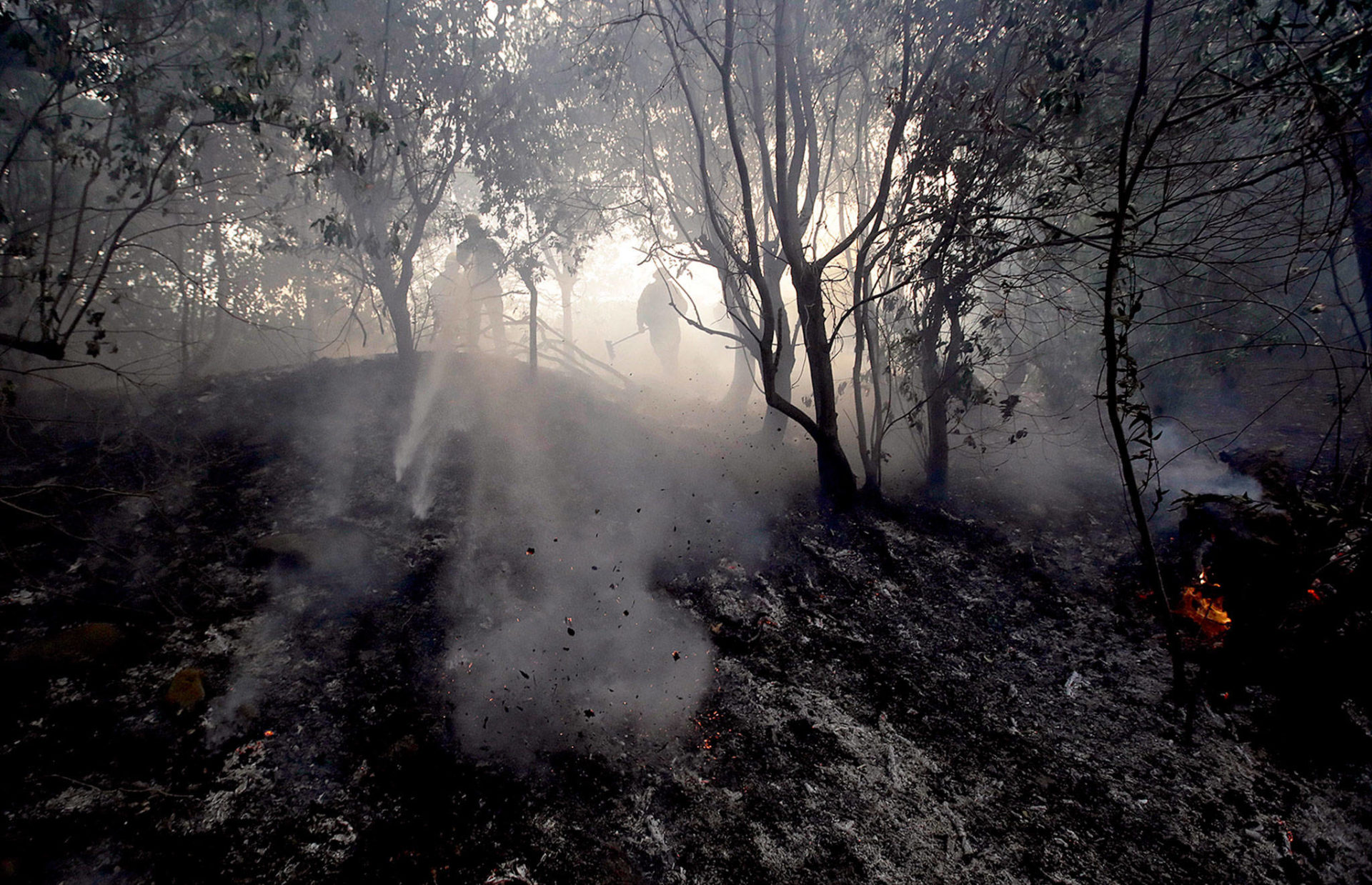 Women fight California wildfires with equipment made for men ...