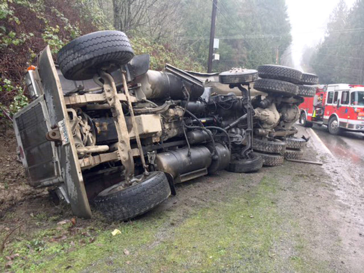 Crews clean oil spill after dump trucks crash in Marysville | HeraldNet.com