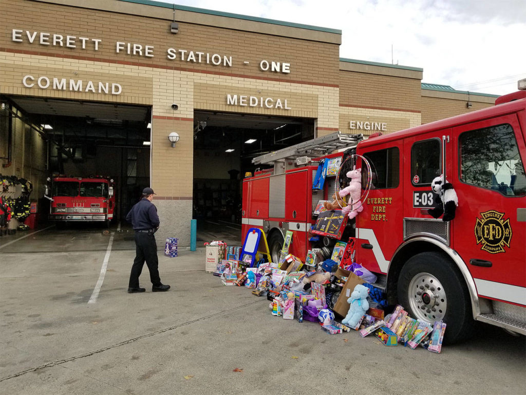 Firefighters bring holiday cheer | HeraldNet.com