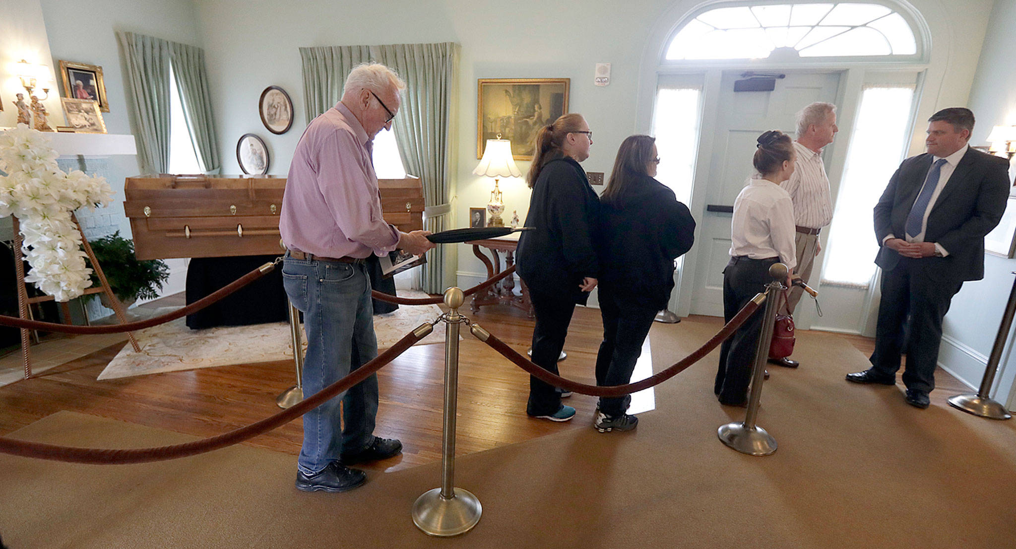 Thousands pay their respects to the Rev. Billy Graham | HeraldNet.com