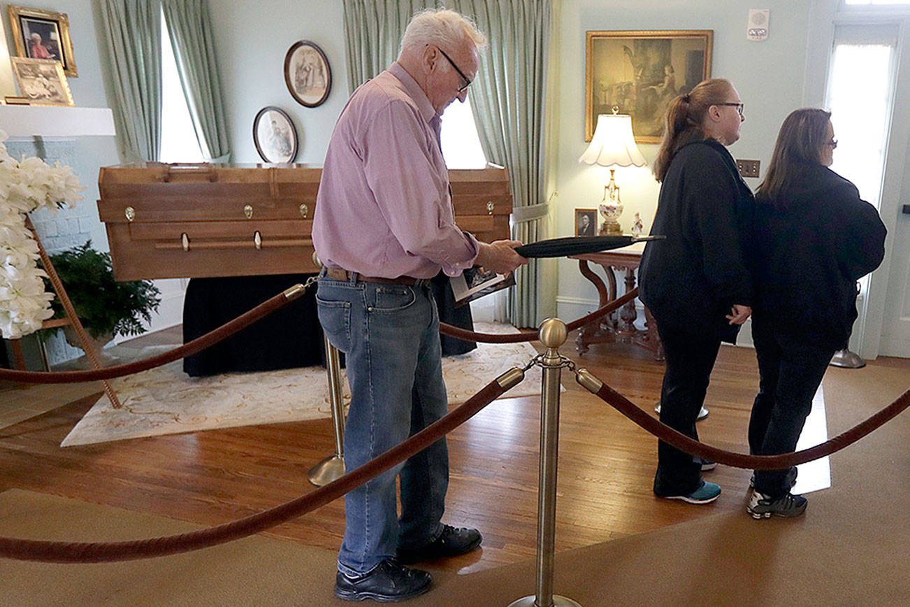 Thousands pay their respects to the Rev. Billy Graham | HeraldNet.com