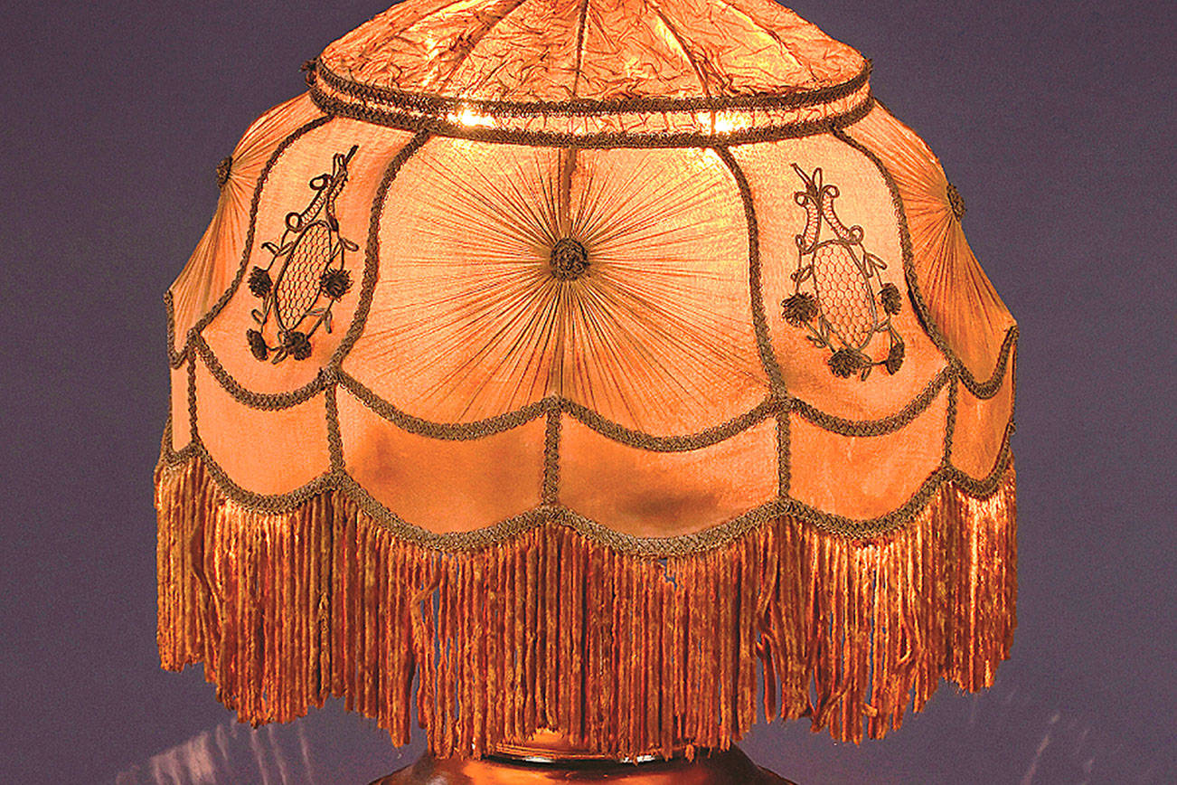 What’s a phonolamp? Thomas Edison’s lamp with phonograph as base ...