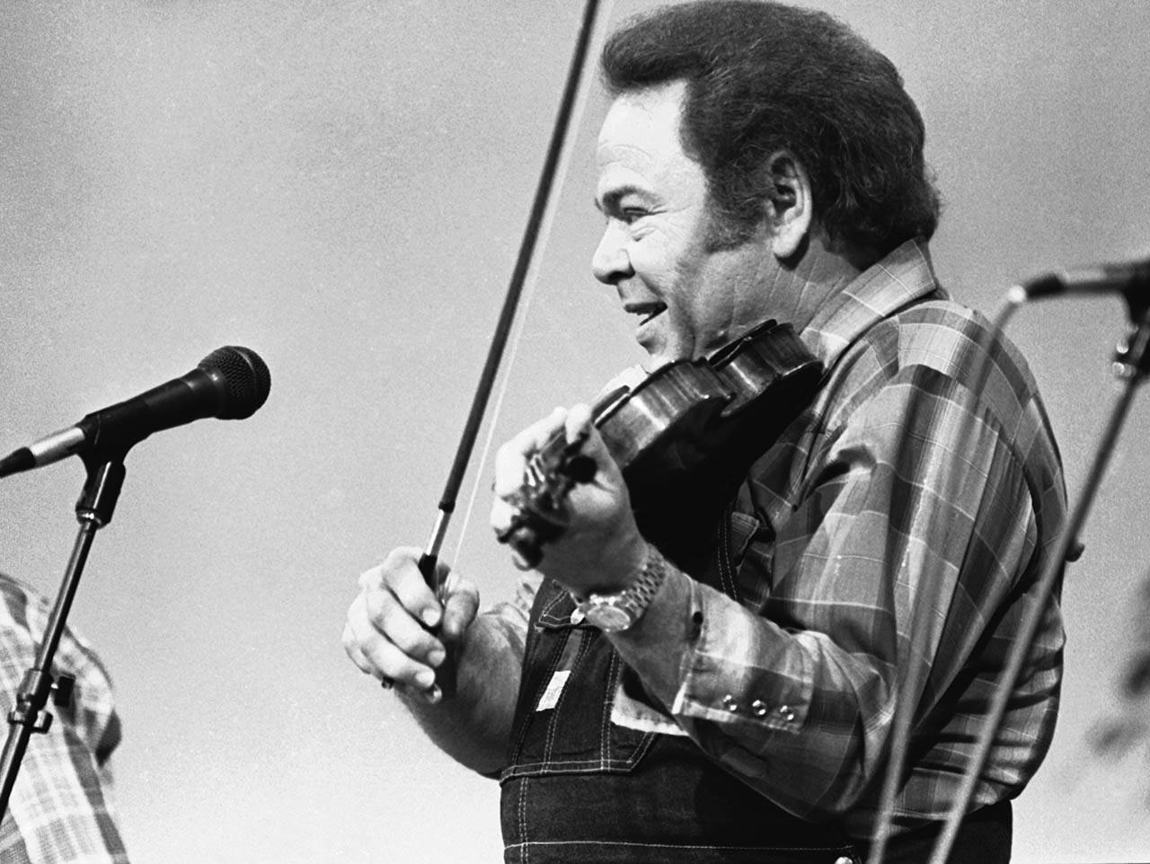 Roy Clark, country guitar virtuoso, ‘Hee Haw’ star, has died ...