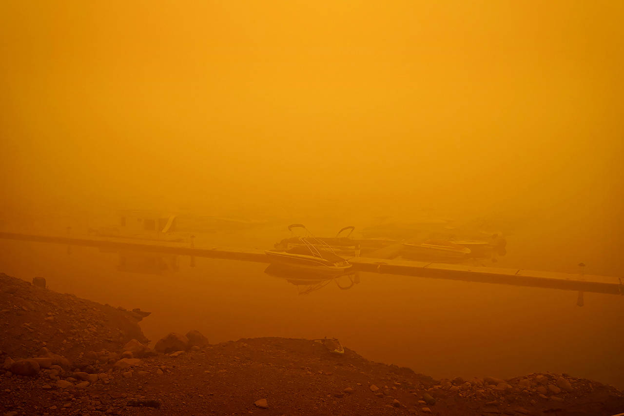 Man shelters from wildfire flames in Oregon river | HeraldNet.com