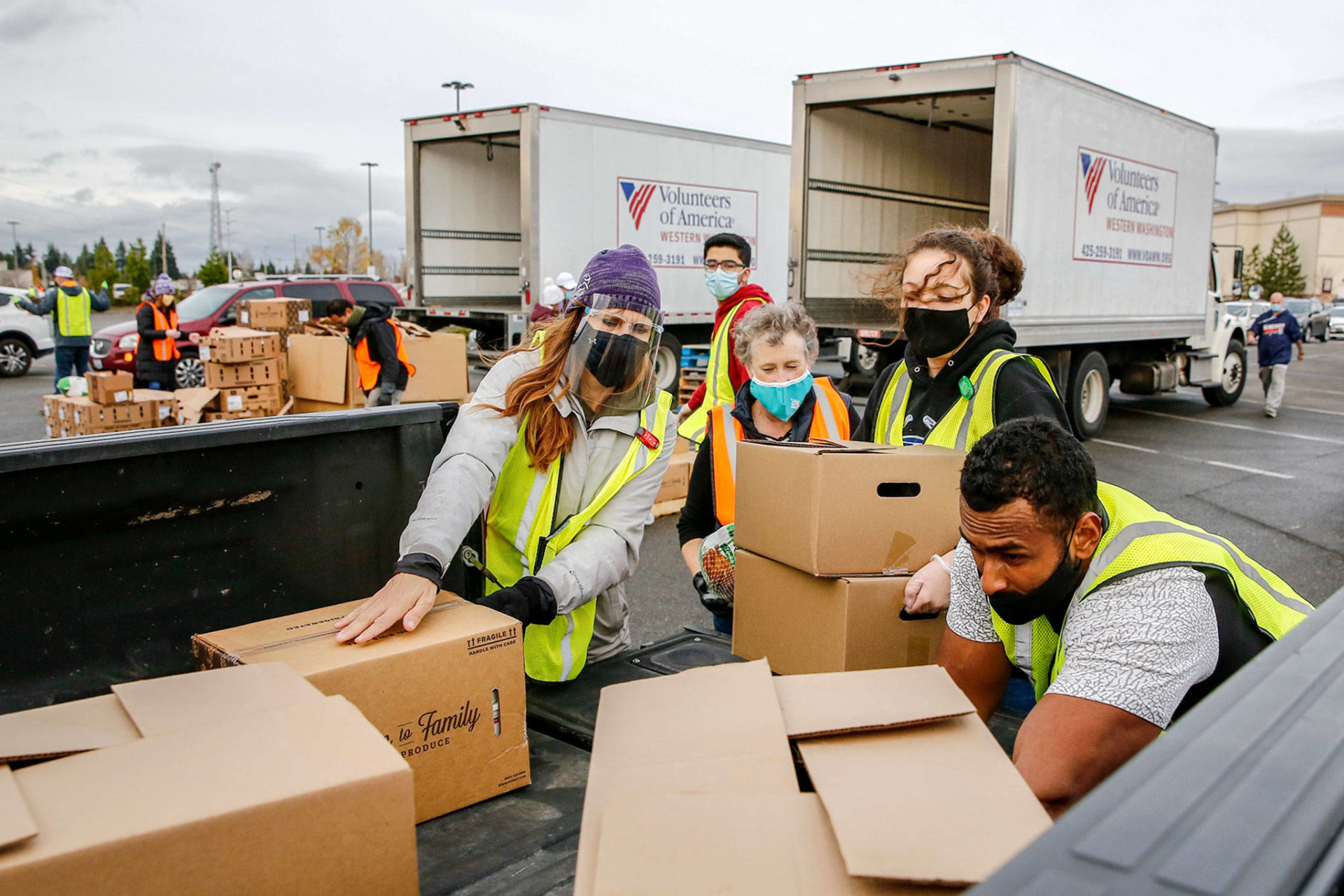 Drive-through food pantry packs Everett Mall parking lot | HeraldNet.com