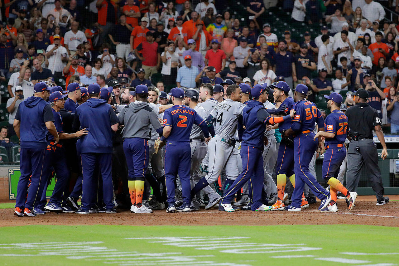Benches clear in 9th, Mariners beat Astros in series opener | HeraldNet.com