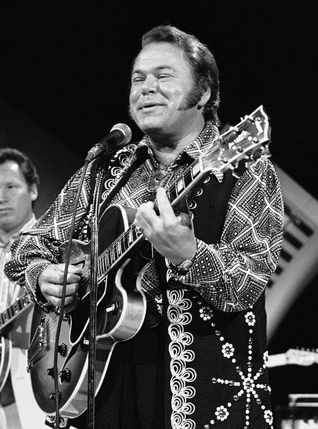 Roy Clark, country guitar virtuoso, ‘Hee Haw’ star, has died ...
