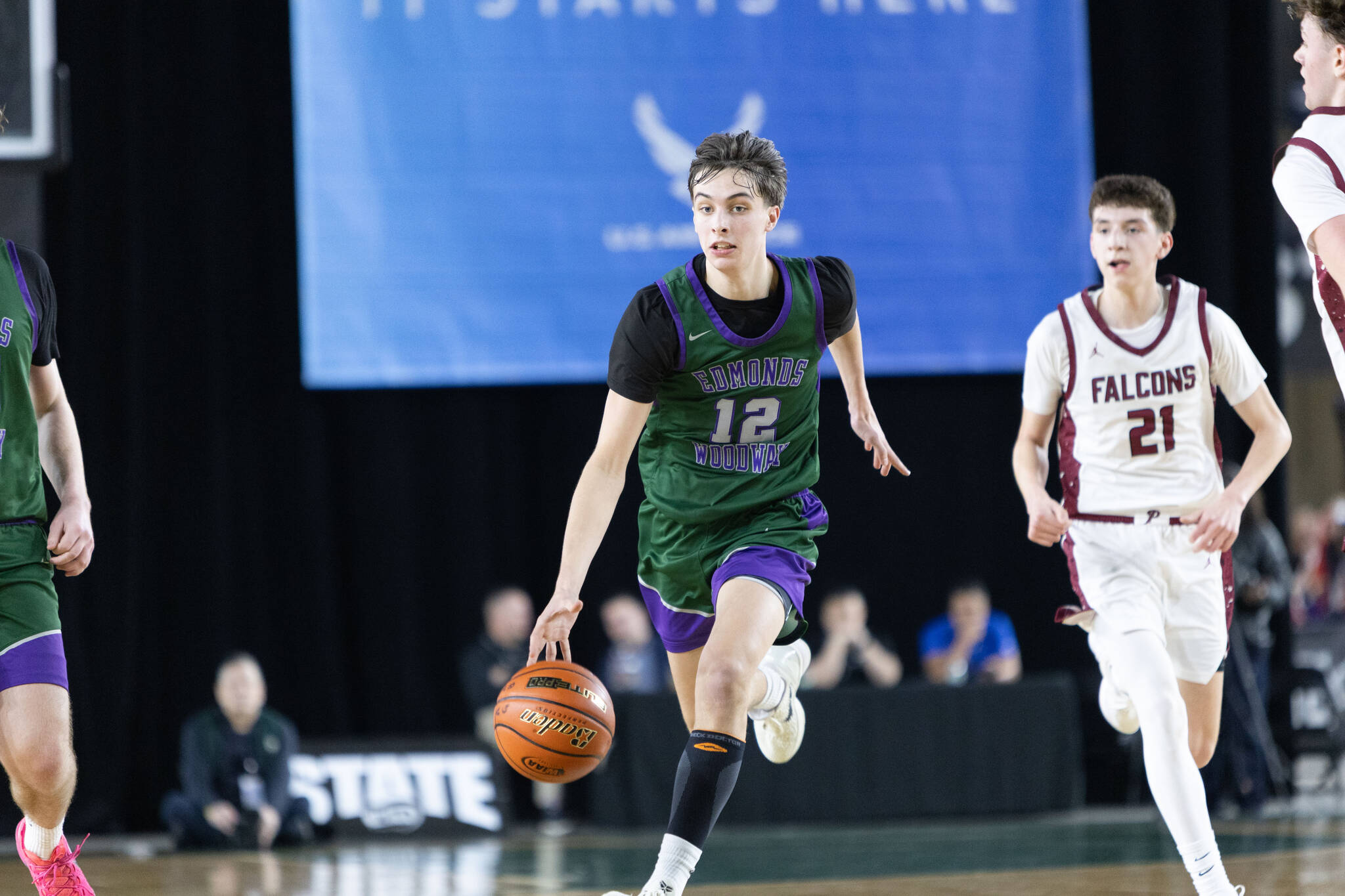 Edmonds-Woodway boys basketball hangs on in Round of 12 | HeraldNet.com