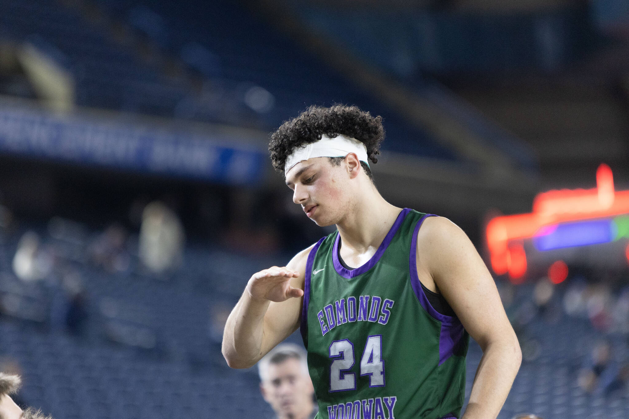 Edmonds-Woodway boys basketball hangs on in Round of 12 | HeraldNet.com