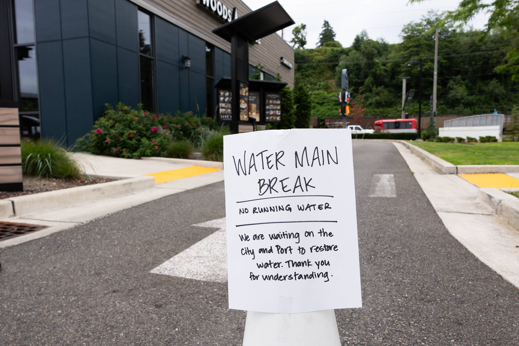 Everett water main break forces business closures | HeraldNet.com